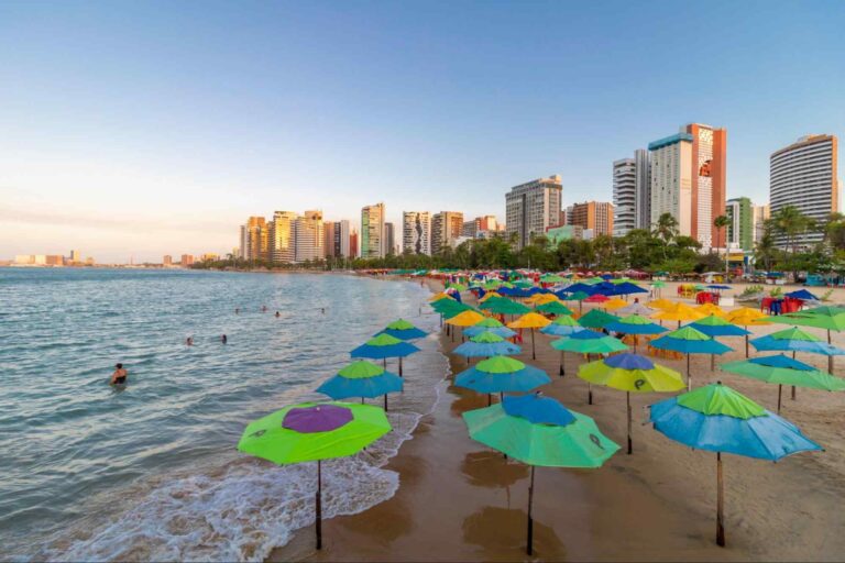 Praias de Fortaleza: Passeios Imperdíveis - Tô de Passagem