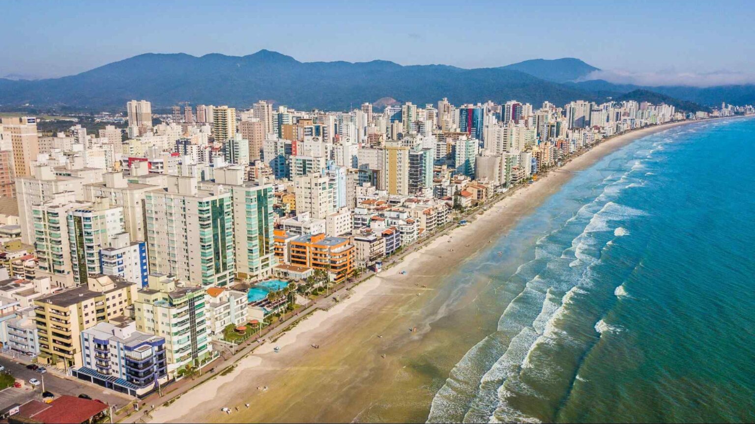 As 8 melhores praias de Itapema e outros 4 passeios incríveis